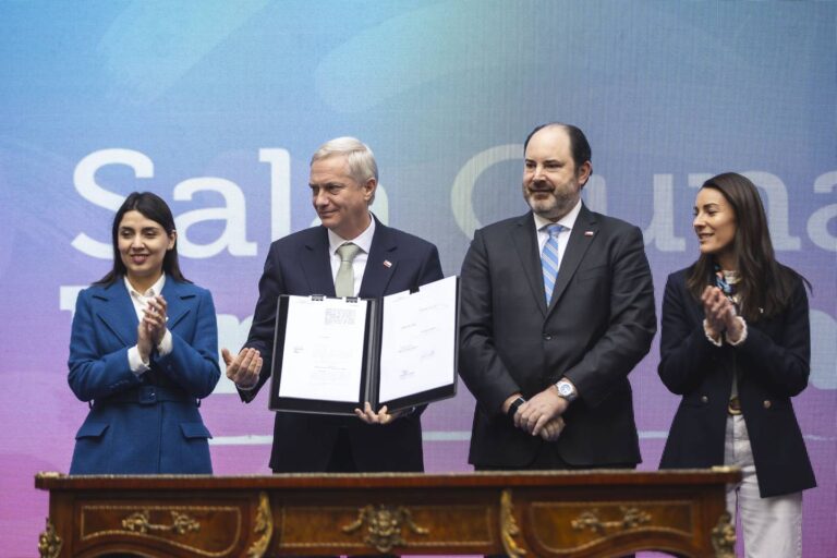 Proyecto de Sala Cuna Universal: Presidente Kast firma indicaciones ...
